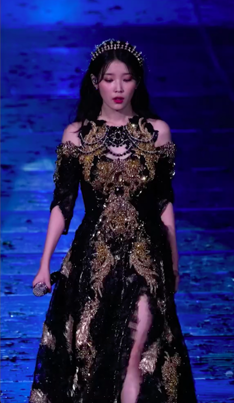 Cantik Seperti 'Princess', Ramai Terpukau Dengan Penampilan IU