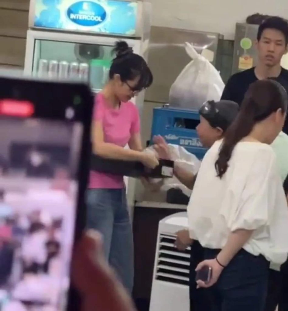 Lisa BLACKPINK Mesra Layan Peminat Di Bangkok