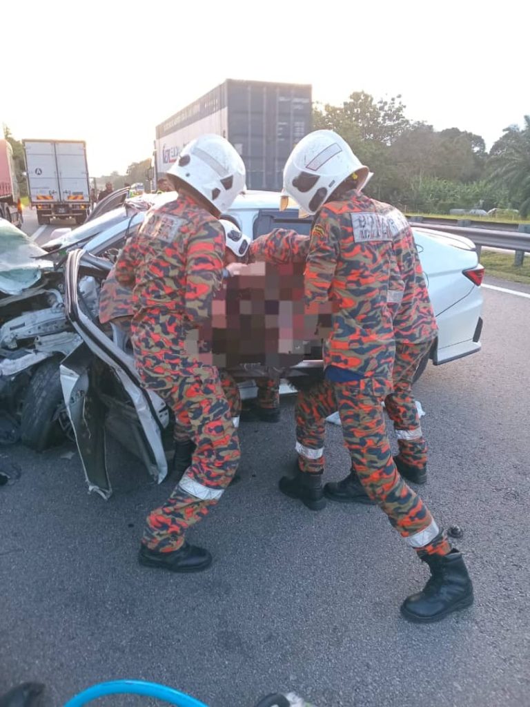 Dua Wanita Maut, Empat Lelaki Cedera Kereta Rempuh Belakang Treler Rosak