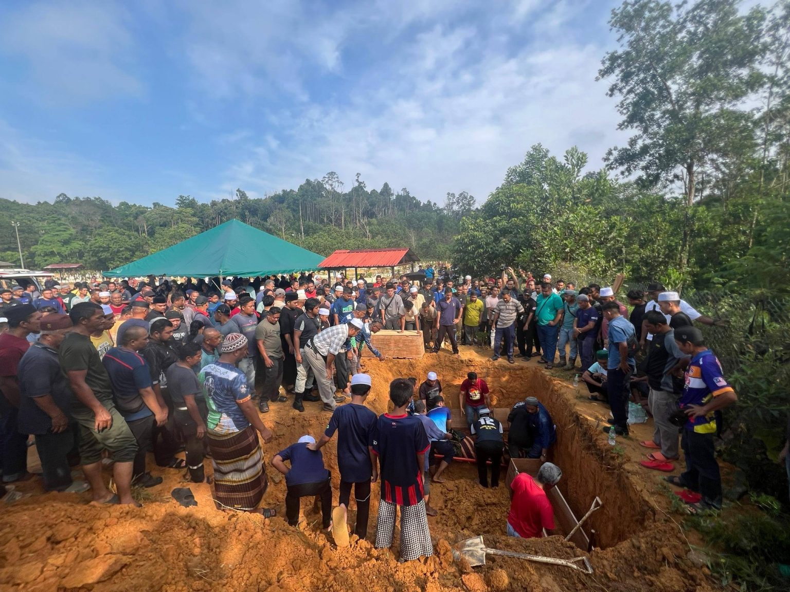 Nahas Simpang Renggam: Jenazah 4 Sekeluarga Selamat Dikebumikan